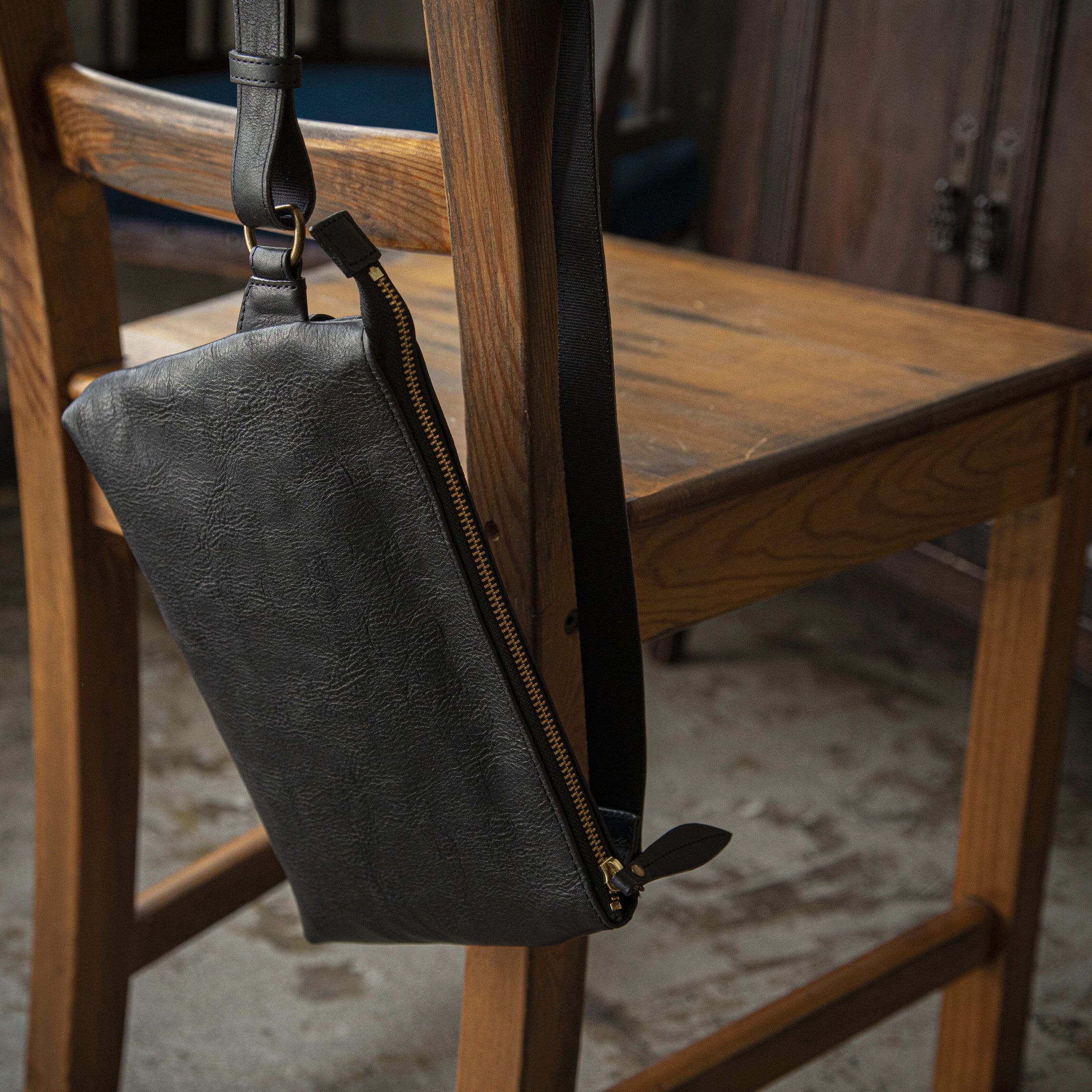 "Genuine leather [large] body bag" ☆Satisfaction rate 99.4%☆